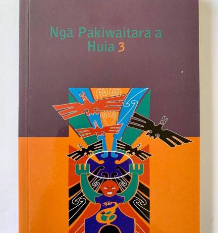 He whata puka – All reo Māori books